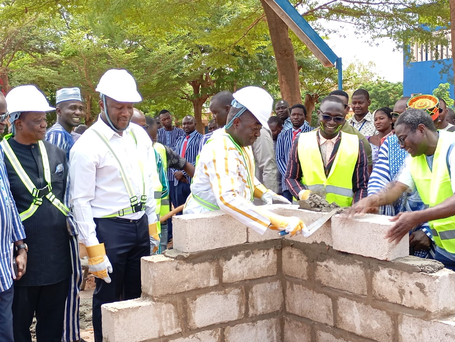 Burkina Faso : La mine d’Essakane SA injecte 120 millions FCFA dans la ...